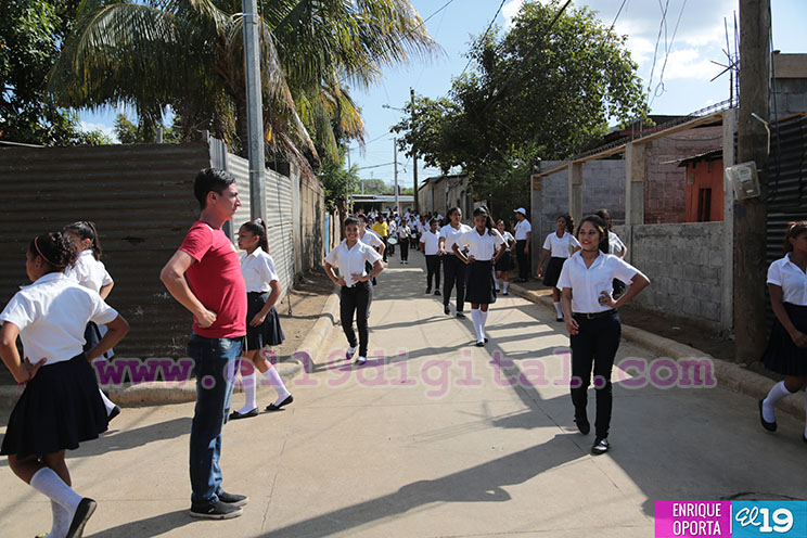 Alegre multitud de niños protagoniza una partida de fútbol en calles nuevas del Barrio Enrique Smith